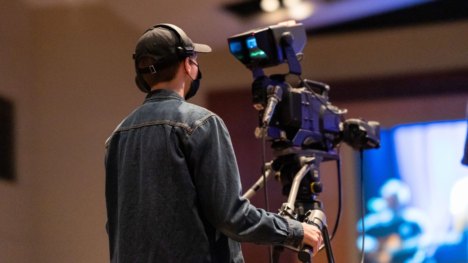 How to Design Eye-Catching Graphics for Your Live Broadcasts - Feedbuzzard