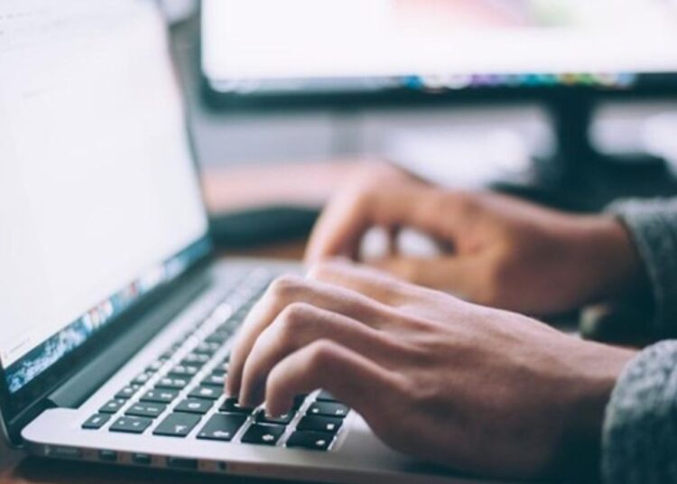 How to Manually Arrange or Move Desktop Icons in Windows 10 - Feed Buzzard